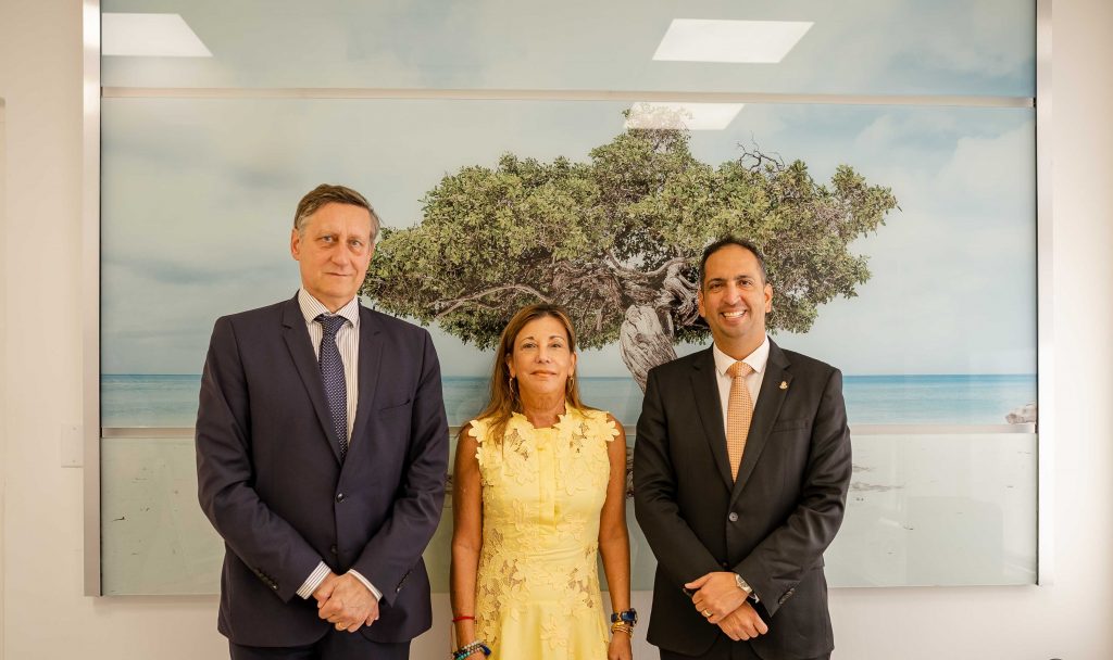 Minister Dangui Oduber: Minister Dangui Oduber a ricibi e embahador ...