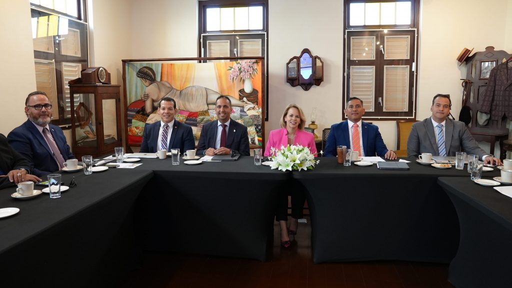 Señor Gregory Fung A Fat di Antilla Energy Aruba a presenta na Conseho ...