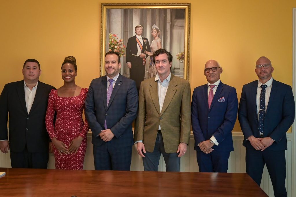 Minister Geoffrey Wever: Minister Geoffrey Wever ta introduci e ...