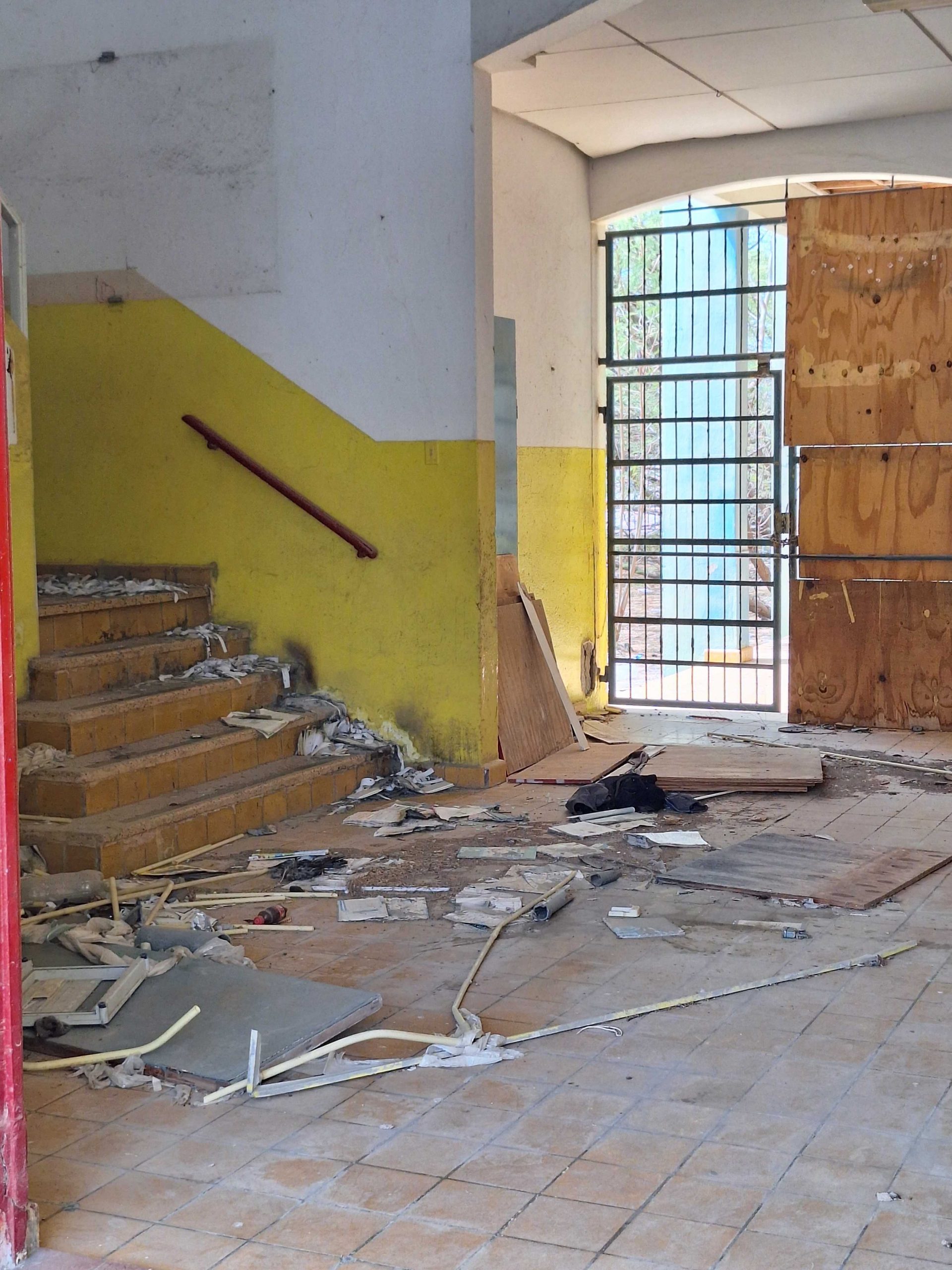 Mientras ta bay construi un edificio nobo, Ex-edificio di Juliana School y Reina Beatrix School ...