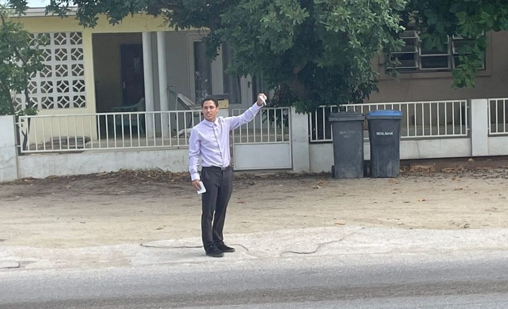 Lider di partido HTC, Gilbert Webb a ricibi menasa – Bon Dia Aruba ...