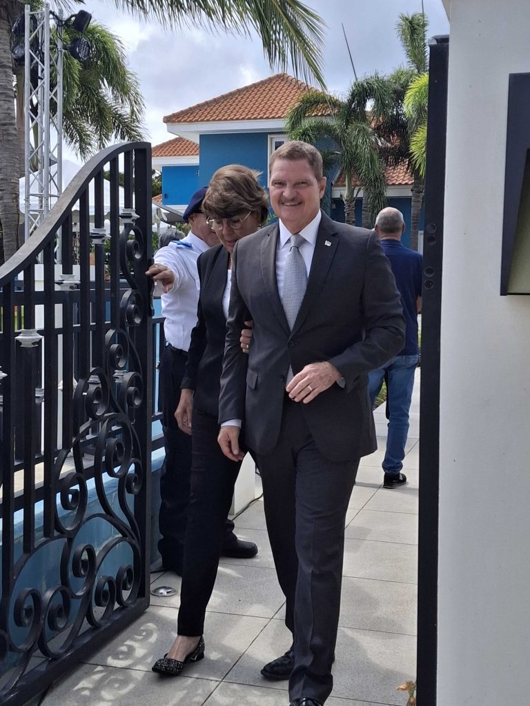 Prome minister Mike Eman a duna orden pa no inicia trabou di asfaltamento di caminda pa Secrets ...