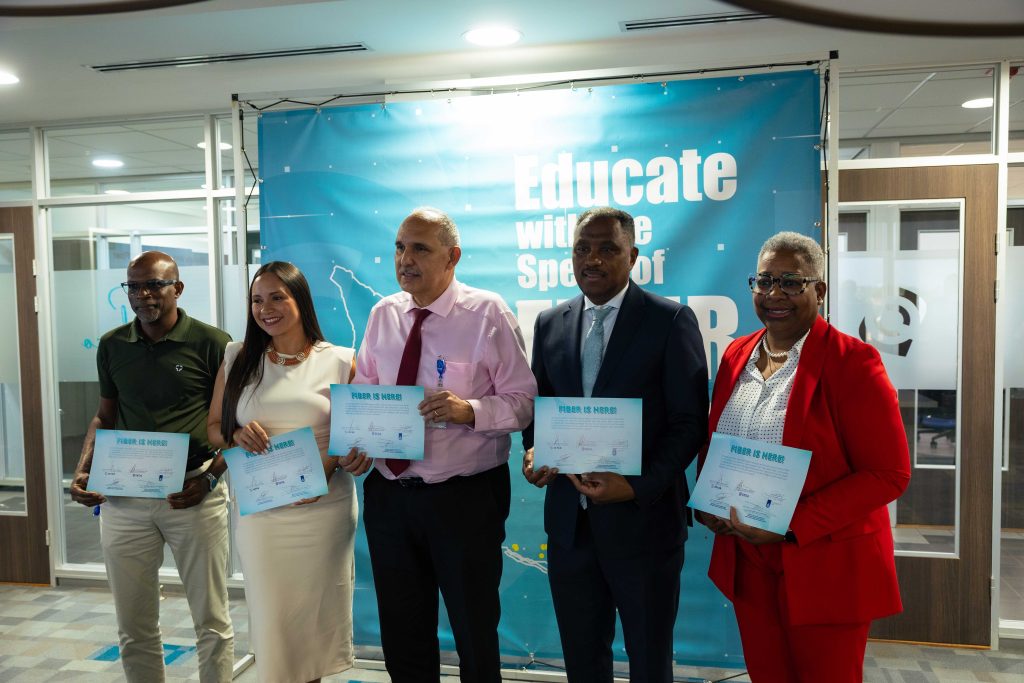 SETAR empoderando educacion: tur scol na Aruba awo conecta riba Fiber ...